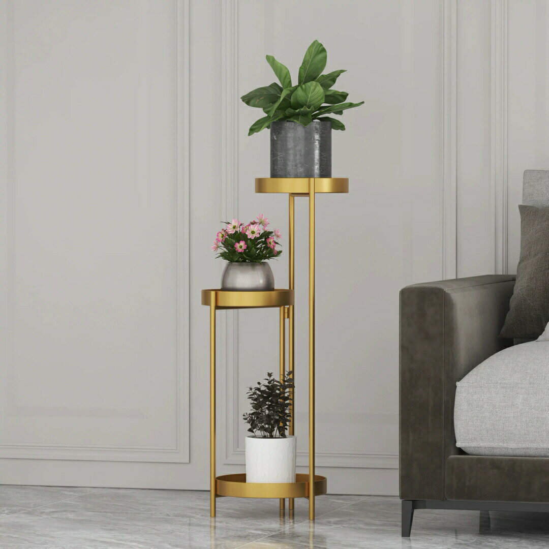 商品説明高級感あふれるゴールドフレームで仕上げた、洗練された3段式のプラントスタンド兼花台です。リビングや玄関、オフィスなど、どんな空間でも植物や小物を上品にディスプレイできます。サイズ：幅約30cm × 高さ約90cm? 棚直径：上段・中...
