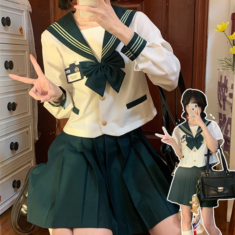 商品内容 （ブラウス＋スカート＋蝶ネクタイ） 大人可愛いセーラー服上下セット ふんわり揺れる可愛いプリーツスカート 結びスカーフも含めております 程よくゆとりのあるシルエット おすすめポイント 《1》幅広いシーンで活躍できるセーラー服 《2...