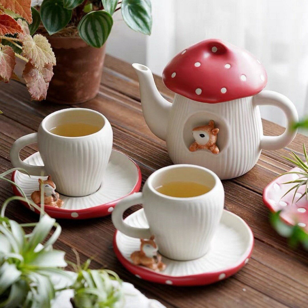 商品説明素材・材質:陶器セット内容:カップ＆ソーサー2客（275ml)ティーポットx1点?(700ml)◆お客様のご覧になっているモニター等により多少色が異なる場合がございます。あらかじめご了承ください。◆複数ご注文の場合やお急ぎの場合は必...