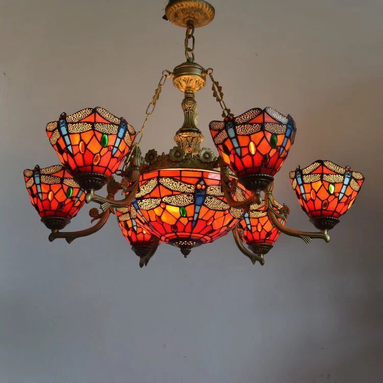 美しいガラスはどこから見ても華やかで美しい。繊細な造りの素敵なステンドランプ 消灯時も素敵なインテリアになりますね サイズ ：約 幅80 x 高さ75（cm） ワット数 ：電球40W×7個（E26） 素材：ガラス、樹脂、合金、鉄 ★取付工事...