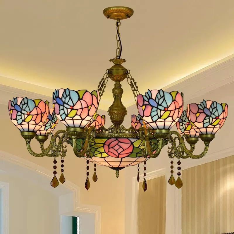 美しいガラスはどこから見ても華やかで美しい。繊細な造りの素敵なステンドランプ消灯時も素敵なインテリアになりますねサイズ ：約 幅90 x 高さ90 (cm）ワット数 ： 電球60W×11個（E26）素材：ガラス、樹脂、合金、鉄★取付工事は電...