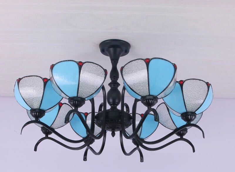 美しいガラスはどこから見ても華やかで美しい。繊細な造りの素敵なステンドランプ消灯時も素敵なインテリアになりますねサイズ：幅約85cmx高さ50cmワット数 ：　電球40W×8個（E26）素材：ガラス、樹脂、合金、鉄★取付工事は電気工事士にご...