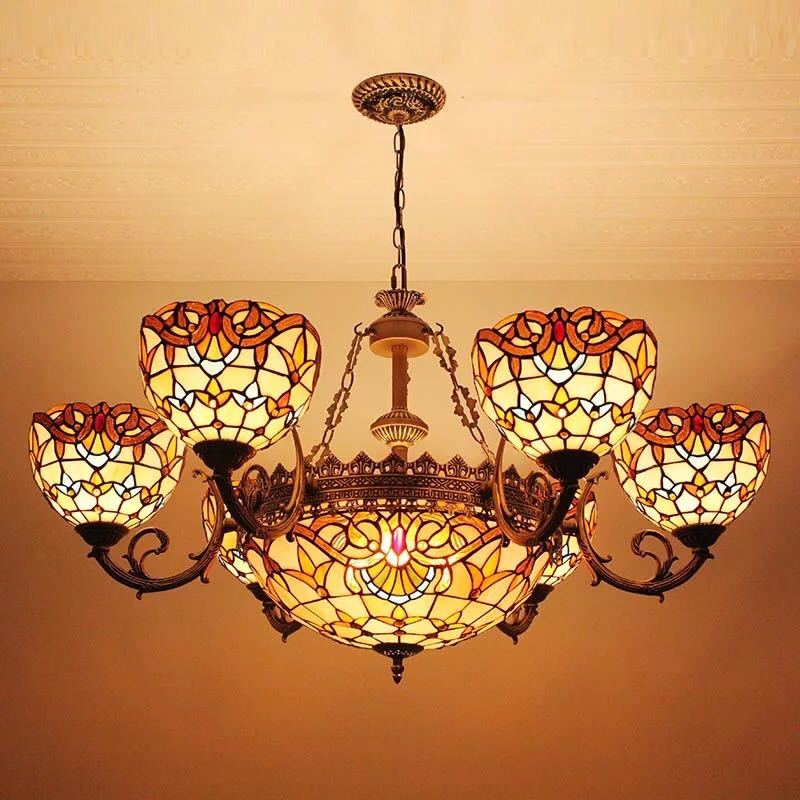 美しいガラスはどこから見ても華やかで美しい。繊細な造りの素敵なステンドランプ消灯時も素敵なインテリアになりますねサイズ：幅約95cm X 高さ約90cmワット数 ：　電球40W×9個（E26）素材：ガラス、樹脂、合金、鉄★取付工事は電気工事...