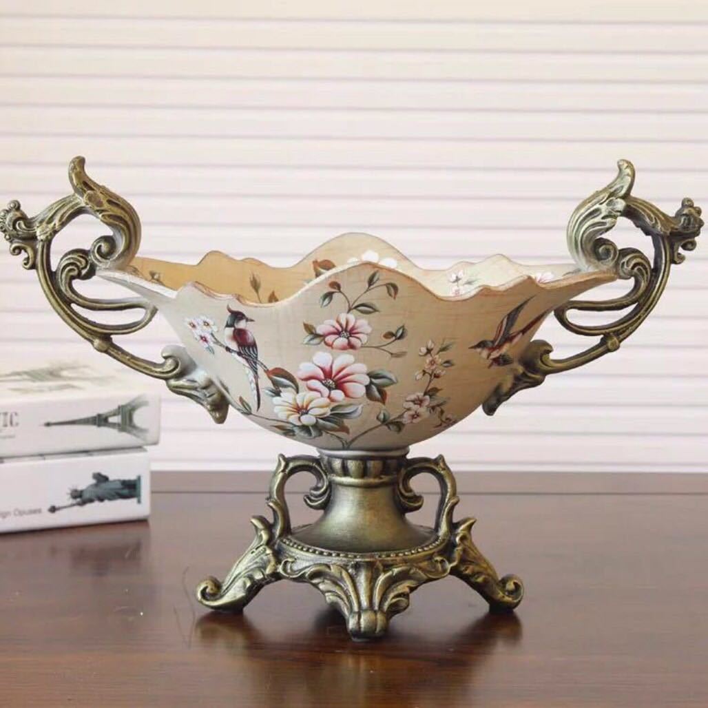 シンプルで飽きの来ないデザインが魅力ので、フルーツの彩をより一層引き立てます。フルーツを置いたときに絵になり、インテリア性も高く、テーブルを華やかに飾ります。フルーツ以外にもお菓子や小物入れとしても使え、アイデア次第でいろんな使用ができます...