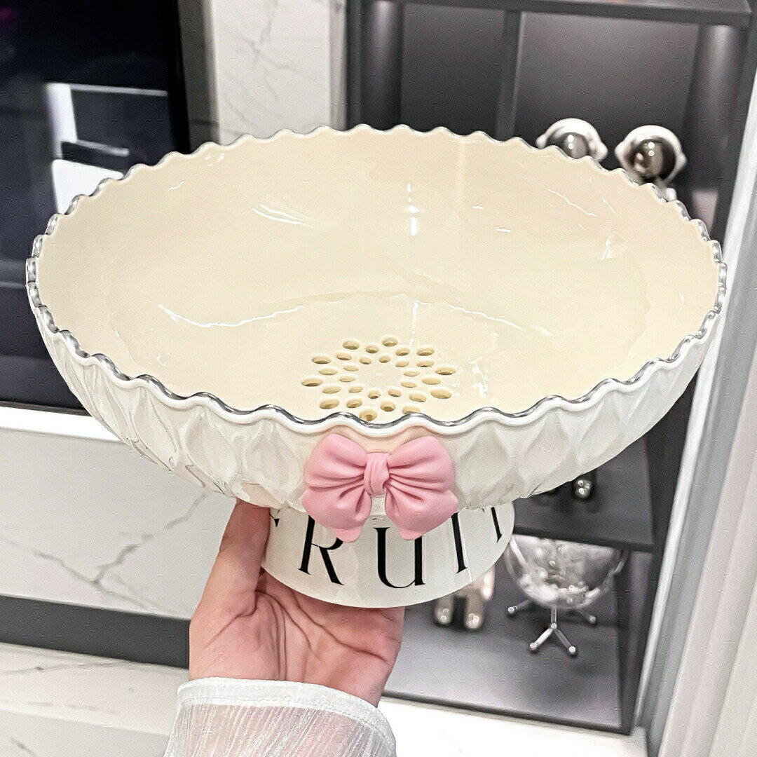 商品説明かわいいリボン装飾がポイントの、排水穴付き脚付きフルーツボウル。底部に通気＆排水用の穴があり、洗ったフルーツをそのまま盛り付けられます。軽量で割れにくいプラスチック素材を使用し、毎日の食卓はもちろん、来客時やパーティーにも活躍。高さ...