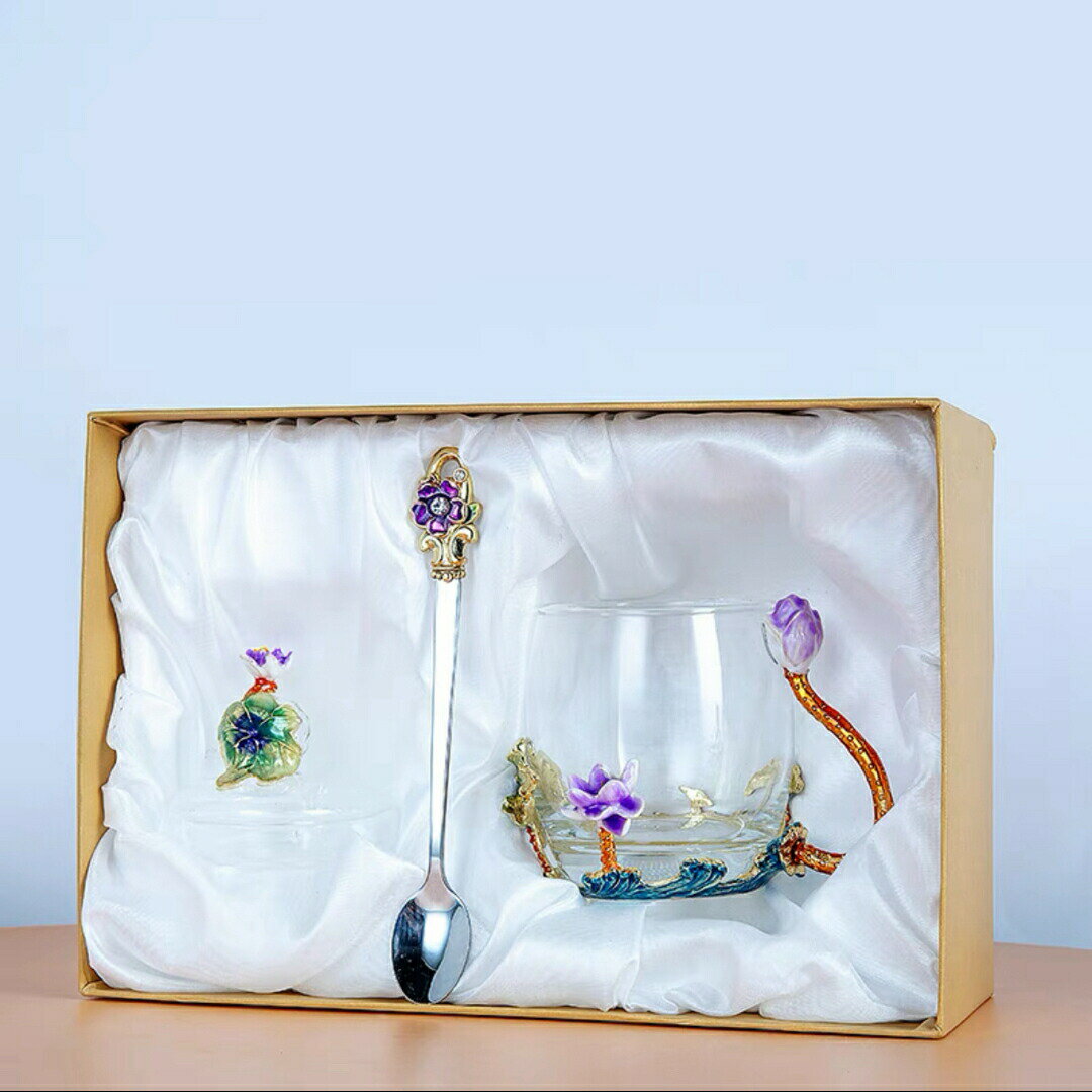 商品説明容量：320ml材質：カップ/耐熱ガラスセット内容：カップ、蓋、スプーン☆☆★★★★★★★★★★★★★☆☆◆お客様のご覧になっているモニター等により多少色が異なる場合がございます。あらかじめご了承ください。◆サイズの誤差は多少発生し...