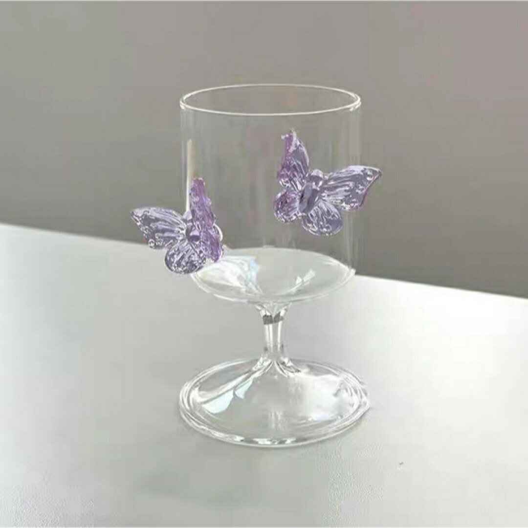 商品説明セット内容：2脚セット容量：約250ml素材：ガラス口径 ：7cm 高さ：13cm繊細な蝶が舞うロマンティックなゴブレットグラス上品で可愛らしい蝶々がデザインされたエレガントなガラスゴブレット。透明感のあるガラスと優雅な蝶々の装飾が...