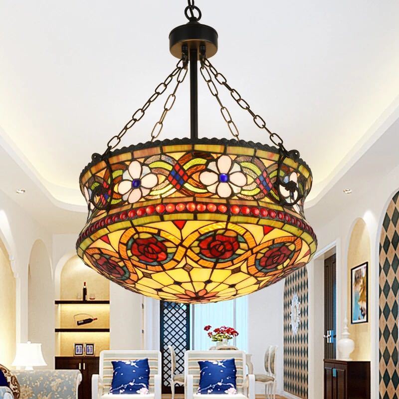 美しいガラスはどこから見ても華やかで美しい。繊細な造りの素敵なステンドランプ 消灯時も素敵なインテリアになりますね サイズ ：約 幅45cm ワット数 ：電球60W×4個（E26） 素材：ガラス、樹脂、合金、鉄 ★取付工事は電気工事士にご相...