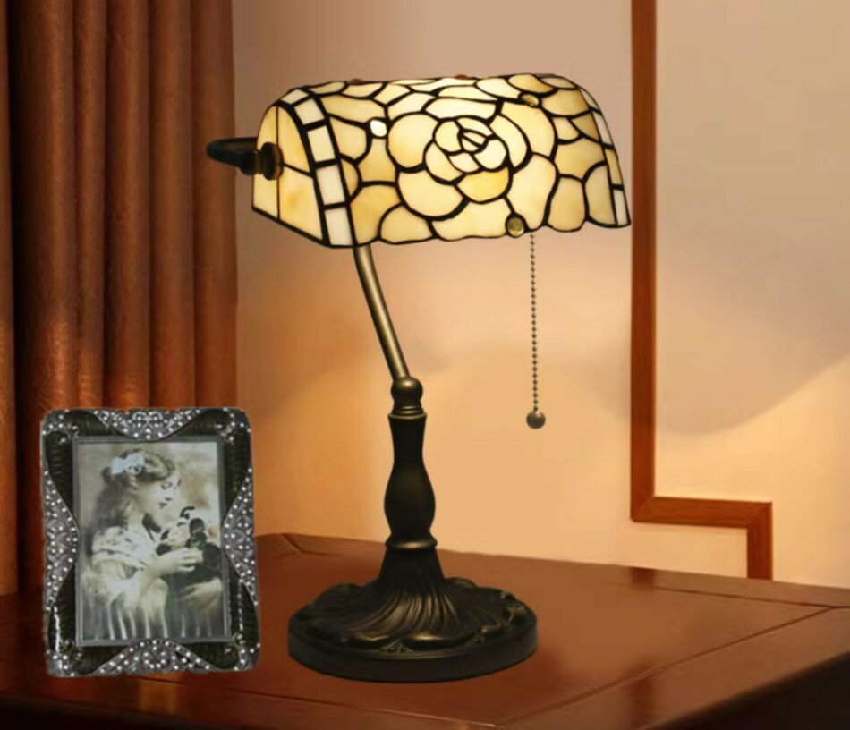 状態：新品未使用あたたかい光で優しく癒します♪ランプの光が壁に反射して映るのもとっても綺麗です！落ち着いた雰囲気のステンドグラスです。ムーディーでロマンチックな明かりを演出します。材質：ガラス、金属サイズ：27*39cm商品には電球は含まれ...