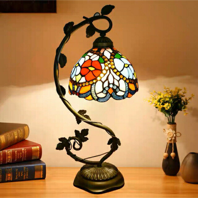 商品説明美しいガラスはどこから見ても華やかで美しい。繊細な造りの素敵なステンドランプ消灯時も素敵なインテリアになりますねサイズ ：幅25 x 高さ52 cmワット数 ：40w （口金 E26）コードの長さ: 150cm素材：ガラス、合金、樹...