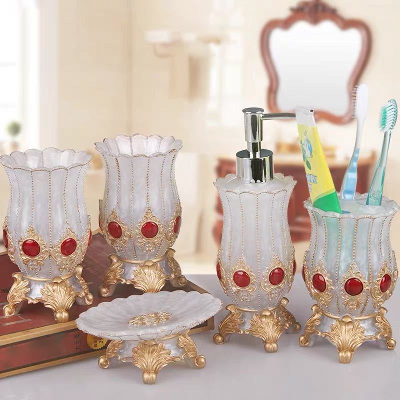 高級感のある落ち着いたデザインのサニタリーセット5点です。滅多にないお洒落な一品です。洗面所やバスルームがとってもオシャレになりますよ＜セット内容＞ディスペンサーx1点歯ブラシスタンドx1点ソープディッシュ x1点タンブラー カップx2点●...