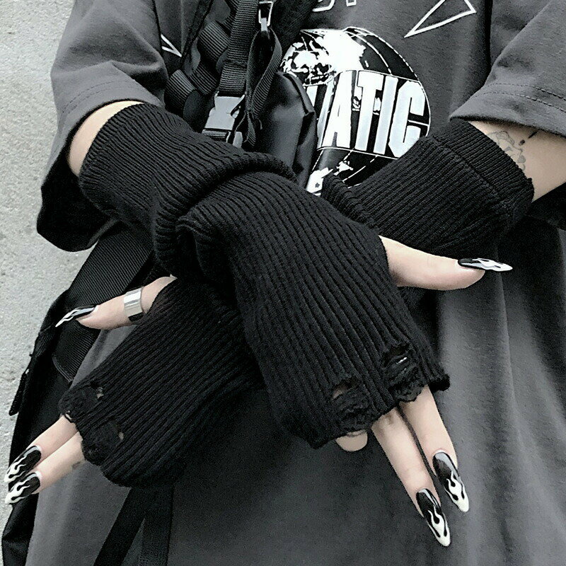 材質は柔らかく、手に不快感を与えません。ほとんどの手にフィットするサイズで、男女兼用です。デザイン性のあるおしゃれな手袋で、保温性があります。指なしデザインなので、スマホをいじっているときにも便利です。ファッション小物として服に合わせたり、...
