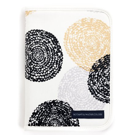 • サイズ：　縦約23cm × 横約16cm × マチ約1.5cm　見開き幅約34cm　※商品の仕様上、サイズに若干の誤差が生じる恐れがあります。予めご了承ください。 • 生地品質：表:綿100%　PVC加工　裏:ナイロン100％ • 母子...