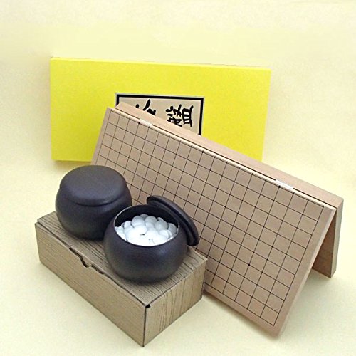 • 囲碁ラボオリジナルプラスチック碁石の根付つき　これから囲碁を始める方も、囲碁好きな方にも比較的安価で碁盤の厚さもございます。　新桂（しんかつら）7号折碁盤：サイズ約42cm×46cm、厚さ7分（約20mm）。 • 碁石・碁笥：プラスチッ...