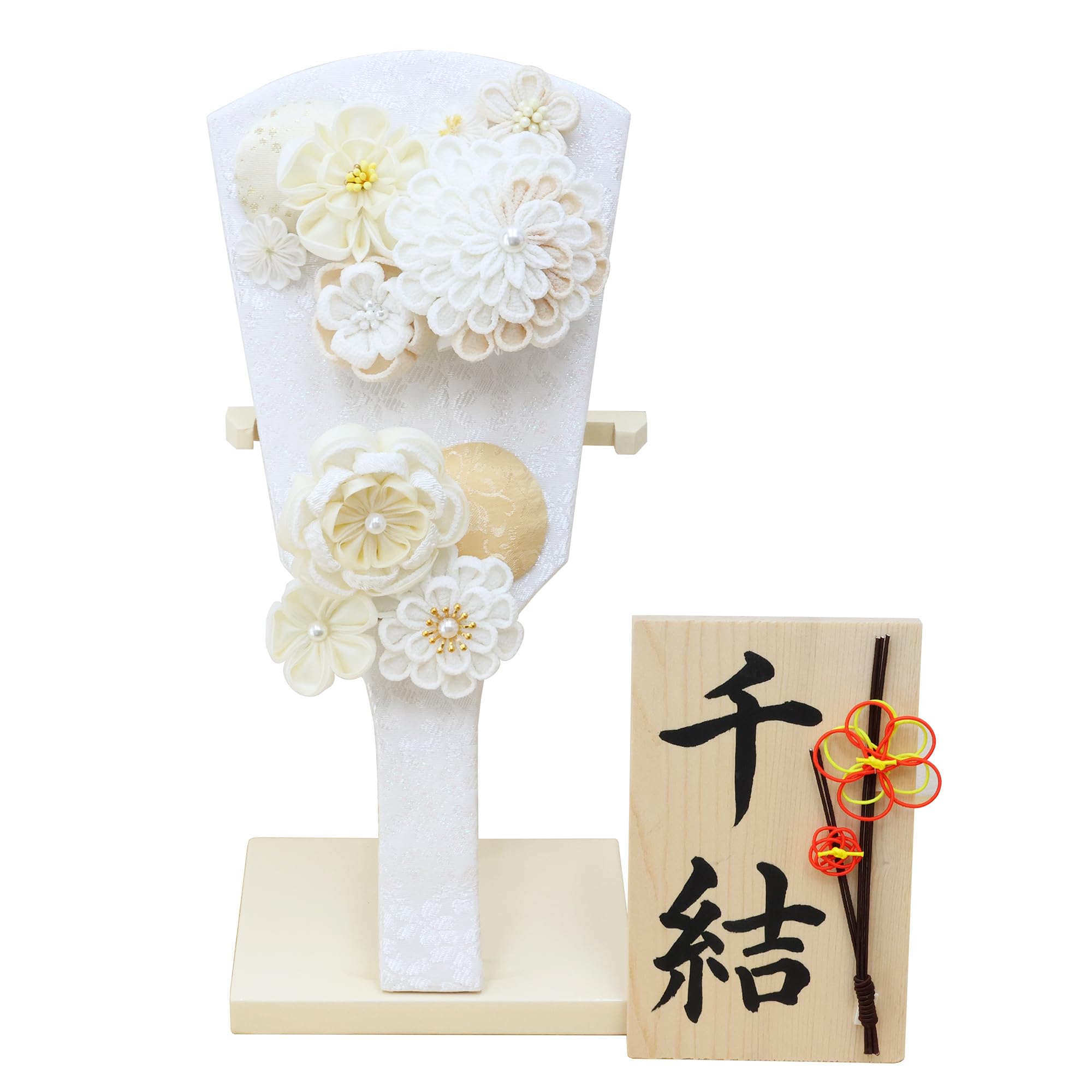 • 羽子板の高さ：約27cm　　飾り付けサイズ：横幅12×奥行9×高さ28.5cm • 品質：ポリエステル（日本）　羽子板飾り・箱入り • 一点一点手作りの品です。製作面での都合上、生地の柄がお写真と異なる場合がございますがご了承ください。...