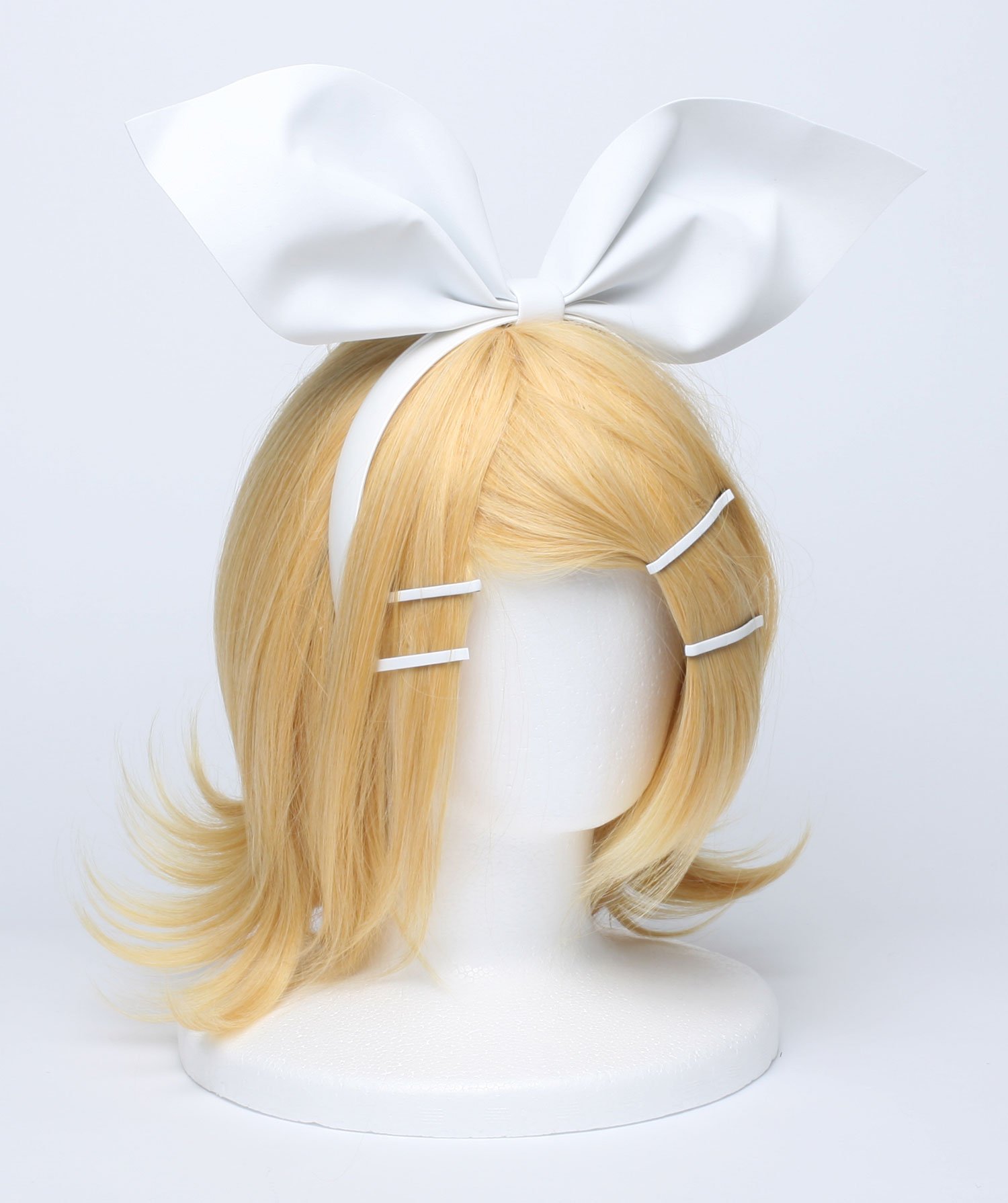 • ボーカロイド鏡音リン風のコスプレウィッグセットです • セット内容：ウィッグ、リボン付きカチューシャ、髪留め4本、ウィッグネット • 長さ：約20～40cm