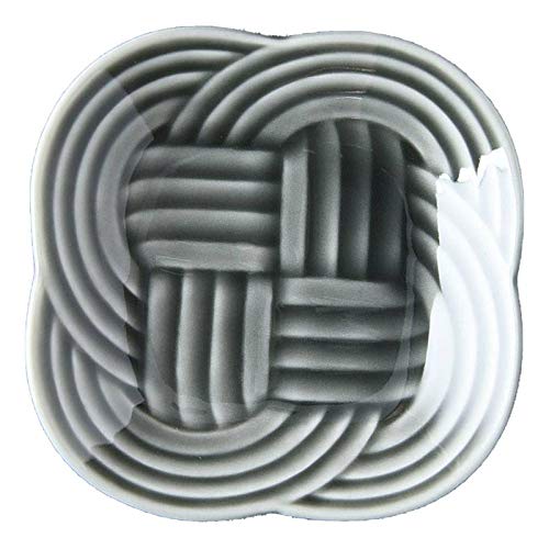 • サイズ:幅/約9 x 9cm 高さ/約2cm(商品ごとに誤差があります) • 素材:白磁器・日本製/美濃焼 • 電子レンジ:対応 • 家庭用食洗機使用:対応