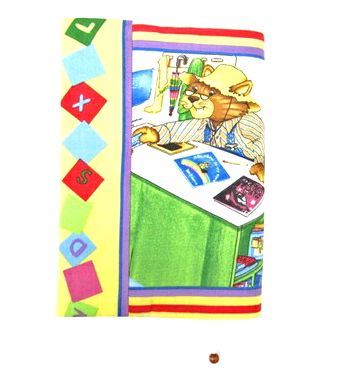 USAコットンで作ったお洒落なブックカバーです。2枚合わせで芯地も入っているのでしっかりとした作りです。USAコットンのブックカバーはセンスの良さをアピールできます。すべて1点物です。オリジナルオンリーワンの限定商品です。ご注文はお早めに。...