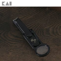 貝印　関孫六 ルーペ付きツメキリ　HC-1823 刀匠関孫六の伝統から生まれたツメキリ。 ルーペ付きで刃先がよく見えます。 商品名 貝印　関孫六ルーペ付きツメキリ　HC-1823 本体サイズ 123×35×22mm 重量 47g 材質 ■刃...