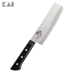 貝印　関孫六 萌黄　菜切165mm　AE-2904 関孫六 萌黄シリーズ。 サビに強いステンレス3層鋼により、食洗機に対応しております。 また、刃付けにはスキ加工にて新技術を採用し、鋭い切れ味を実現しました。 商品名 貝印　関孫六萌黄　菜切...
