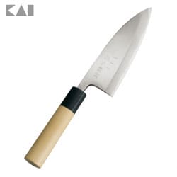 貝印　関孫六 金寿本鋼　和包丁　出刃150mm　AK-5216 関孫六　金寿本鋼シリーズ。 高純度の鋼材と軟鉄を伝統製法で鍛錬した、本格派和包丁鎌倉時代に九州から関(美濃)に移り住んだ刀鍛冶が、良質の土、水、炭に恵まれたこの地で、刀剣作りを...