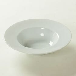Kuriyama K+dep クリヤマ　ケデップ　UFO　BOWL　パスタ皿　M　U-011 何気ない家庭料理も、盛り付けただけで、まるでレストランに行ったかのようなステキな一皿に！ 深さがあるお皿なので、パスタやリゾット、スープといった汁...