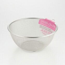 ヨシカワ ジャストにフィット　丸型ザル22cm（リング付）　SJ1383 丈夫で安全安心の日本製ザル、お手持ちのお鍋にぴったりフィット♪ お鍋に合わせたサイズなので、「茹でもの」や「水切り」がさらに便利！ お手持ちの鍋ともピッタリ、スタッキ...