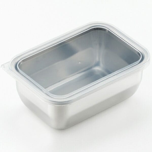 ヨシカワおかずストッカー　小　YJ2344 色移り・匂い移りしにくいステンレス製保存容器です♪ 色移り・匂い移りしにくいステンレス製の保存容器。 積み重ねて冷蔵庫内にスッキリ収納できます。 別売りの角型水切りザルがピッタリと収まり、水を切り...