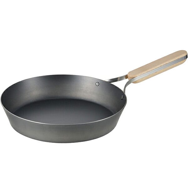 和平フレイズ　enzo 鉄フライパン　24cm　EN-009 厚く、広く、深く。「焼き」に特化した鉄フライパン 何度も実験を重ねてたどり着いた、熱がムラなく均等に伝わりやすい厚みを採用しました。大きな食材を入れられるよう底面は広く、ソースな...