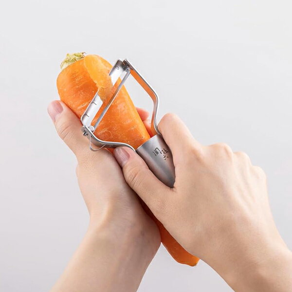 貝印　kai corporation関孫六　オールステンレス　鋭角ピーラー極刃　DH3356 切れ味の良さに徹底的にこだわった関孫六オールステンレス製のピーラー ・食器洗浄機や食器乾燥機対応で清潔に使えるオールステンレス製。 ・刃付角度、刃...