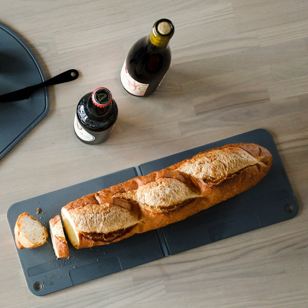 CBジャパン atomico　アトミコ立てて乾かせる畳めるまな板　ワイド　ダークグレー 自立するので洗った後も場所を選ばず乾かせる、「立てて乾かせる畳めるまな板」。 1.食材ごとで複数枚持ちもおすすめな扱いやすいスタンダードサイズ 2.大き...