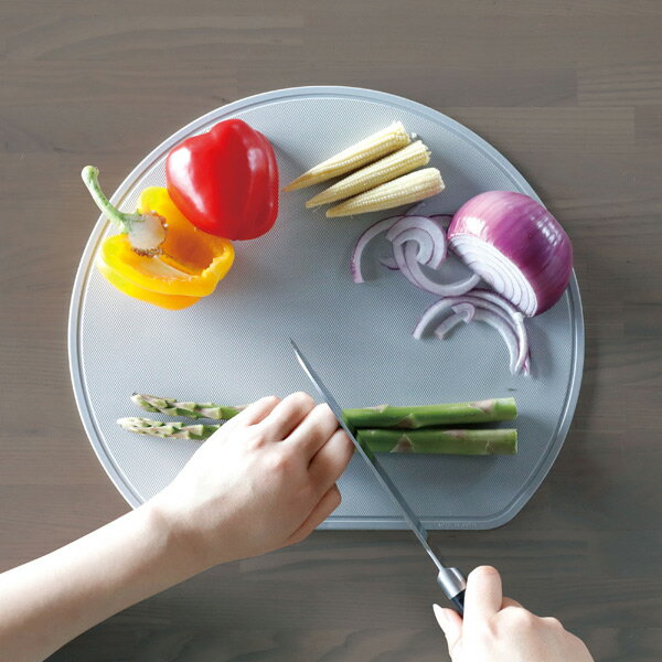 CBジャパン atomico　アトミコスペースを無駄なく使える半月まな板 丸型の手前部分をカットした「半月型」のまな板。 長方形のまな板に比べて面積が広く奥行きがあるので、切った食材をまな板上部に置いたまま他の食材をカット出来ます。他のお皿...