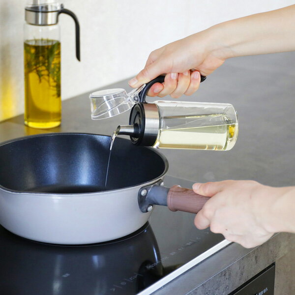 CBジャパン atomico　アトミコ耐熱ガラスオイルボトル　M ワンタッチで簡単に油が注げる「耐熱ガラスオイルボトル M」 調理中も食卓でも片手で簡単に油が注げる『耐熱ガラスオイルボトル M/L』。 液垂れしにくい注ぎ口なので油でベタベタ...