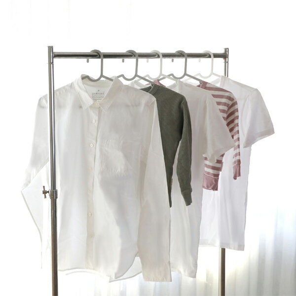 CBジャパン kogure　コグレThe hangers　スリムハンガー20P お洗濯干しも収納も1本でOK。畳まない収納にぴったり！ 薄さにこだわったシンプルなハンガー。洗濯物干しはもちろん、実は衣類の収納にもおすすめです。 洗濯物が乾い...