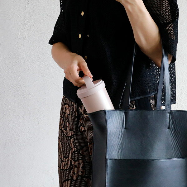 CBジャパン dsk.pigholms　ハンドル付きタンブラー　500 ボトルのように持ち運べて、タンブラーのように気軽に使える「holms ハンドル付きタンブラー」が新登場。 例えばオフィスでミーティングのために移動するとき、パソコン、ス...