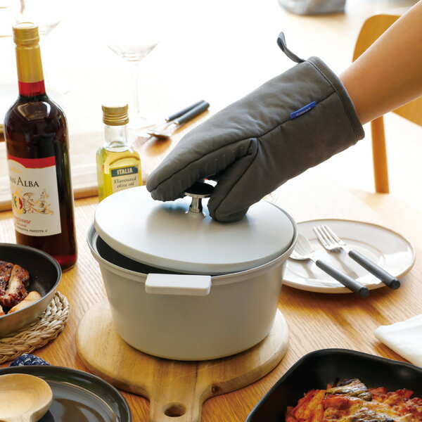 CBジャパン copan　コパン蒸れにくいシリコン＆コットンミトン 掴む部分がシリコン製なので滑りにくい『コパン 蒸れにくいシリコン&コットンミトン』。 シリコン部分は耐熱温度は220℃もあるので、どんなに熱い鍋やフライパンでも 安心して持...