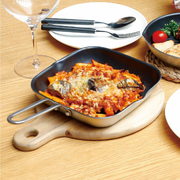 CBジャパン copan　コパン二層銅グリルパン角型　18×18cm 『二層鋼グリルパン』は、その保温効果により調理してから食卓にそのまま出しても温かい料理を楽しめます。 コンロだけでなくオーブン・トースターでも調理出来るので、食材を並べて...