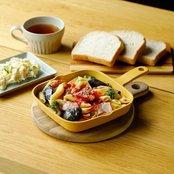 CBジャパン copan　コパングリルプレート角型　18×18cm 「毎日の料理がもっと美味しく、もっと楽しくなったら良いな」という気持ちから開発された『コパン グリルプレート角型18×18cm』。 グリルやオーブンにそのまま入れられるので...