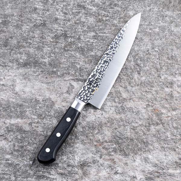 貝印　kai corporation 関孫六　いまよう　牛刀　180mm　AB5459 高級感のある美しい槌目模様 ・ステンレス単層材:サビにくくメンテナンスがしやすい。 ・三工程刃付け：刃付け後にできる角を滑らかに研磨。 食材の切断抵抗を...