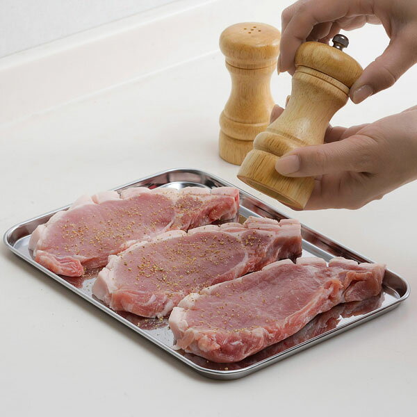 下村企販下ごしらえ浅型バット　3枚　34625 テキパキこなす料理好きなあなたに！幅ひろ〜いバット3枚組 調理の効率がぐんとはかどる下ごしらえ用バット。刻んだものや、下味をつけたものを小分けにのせるのに便利です。ステンレス製で洗いやすく清潔...