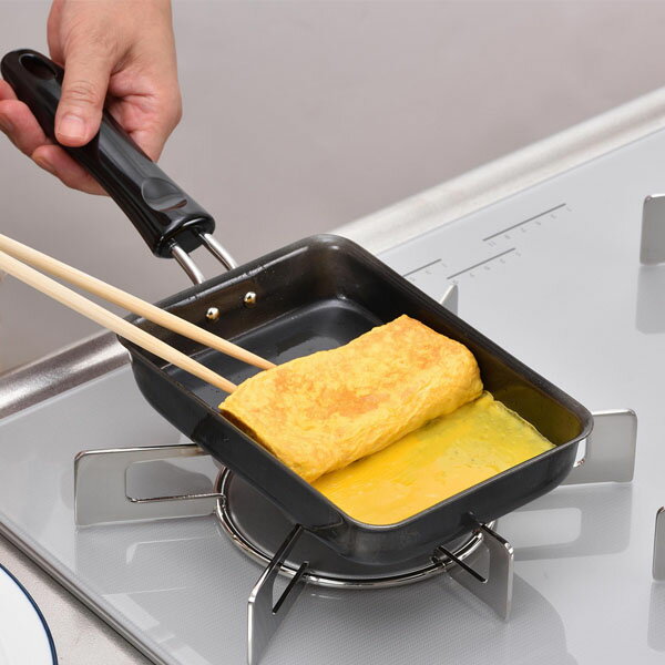 下村企販燕三条　2個でぴったり鉄製玉子焼き　46072 焦げ付きにくい鉄製玉子焼き 卵2個でぴったりな鉄製の玉子焼き。玉子焼きだけでなく、お弁当作りなどちょっとした調理にも。IH200V対応。※ガスコンロ使用時は、火が底面からはみ出さない様...