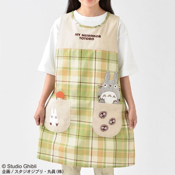 ジブリ となりのトトロ トトロたちときのこ かっぽう着 (ラン型エプロン) ジブリ・となりのトトロ ジブリデザインの割烹着です。 可愛いチェック柄がポイント！ 大きくて深いポケット付きなのでとっても便利です。 ※商品画像は撮影時の光や角度に...