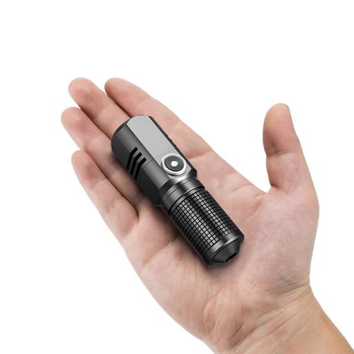 【明るいled懐中電灯】フラッシュライトはわずか80g(電池含み)の重さで、P100LEDと16340電池1本を採用して、明るさは最大1000ルーメン(国際懐中電灯試験規格)を実現し、照射面積は約90平方メートルまで照らせます。高輝度のLE...