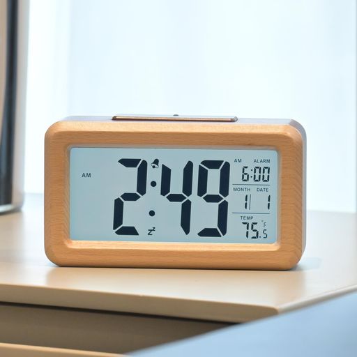【大型ディスプレイ】-寝室用のデジタル目覚まし時計は13.6 * 5 * 7.6cmで、5.5インチの大型LEDディスプレイ画面を備えているため、読みやすくなっています。時間、カレンダー、温度を表示する。注:木材とLEDスクリーンの間に小さ...