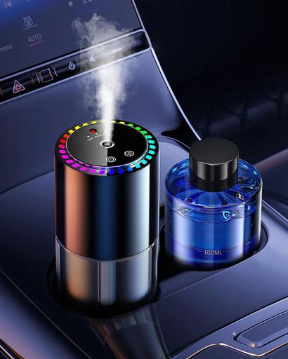 【使用前のご注意】 BJ 579-2 車載用アロマディフューザーを初めて使用する際は、車載の USB ポートに付属のケーブルを接続し、2 時間以上充電してから起動してください。5V/1A を超える電源アダプターは使用しないでください。機器が...