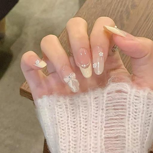 【内容】ネイルチップ30枚+付替え用両面テープ+取り外し用ウッドスティック1個+爪やすり1個。 【お勧めポイント】繰り返し使えるジェルネイルチップ!更に薄くなった自然な仕上がりのウルトラスリムコレクションからペディシリーズが登場! 【粘着テ...