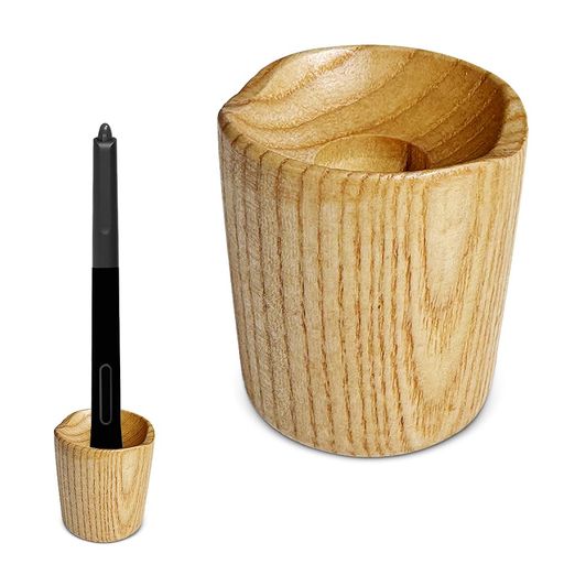文具 【商品仕様】サイズ:4.6 X 4.1X 3.5CM、形式:1本立、材質:パドック、アッシュ材。検証済み:WACOMペン、XPPEN X3 PROペン(互換する他のスタイラスペンにもご利用いただけます)。クリエイターにとっては必須のア...