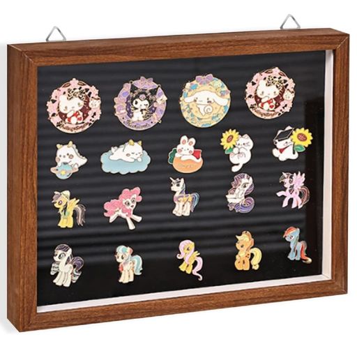 商品仕様:素材:木製+アクリル。サイズ:長25cm*幅3.5cm*高20cm。 優れた材質:このバッジ収納ボックスは、木製のフレームとアクリル板を採用しています。木製フレームは、自然な風合いと高級感を持ち、インテリアにぴったりマッチします。...