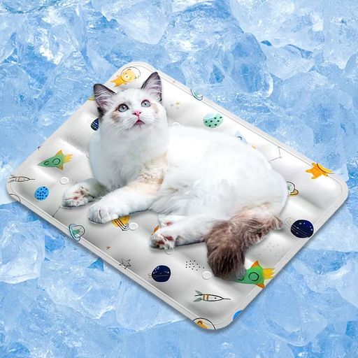 ペットひんやりマット 【真夏の暑さ対策品のひんやりマット】ペット用クールジェルマットで、接触すると涼感冷感が感じられて、とても涼しく気持ちいいです。ペットの体温を約8°C下げることができて、暑さに弱い犬や猫にピッタリの熱中症対策品です。ベッ...