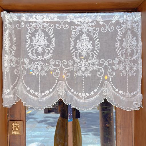 プライバシー保護 素材:ポリエステル、仕様:姫系・チュールレース・フリル・刺繍・花柄 サイズ:幅80cmx丈65cm、幅110cmx丈65cm、棒通し口:4.5cm ヨーロッパ風の美しい裾柄刺繍仕上げレースカフェカーテン。 白いレースとフリ...